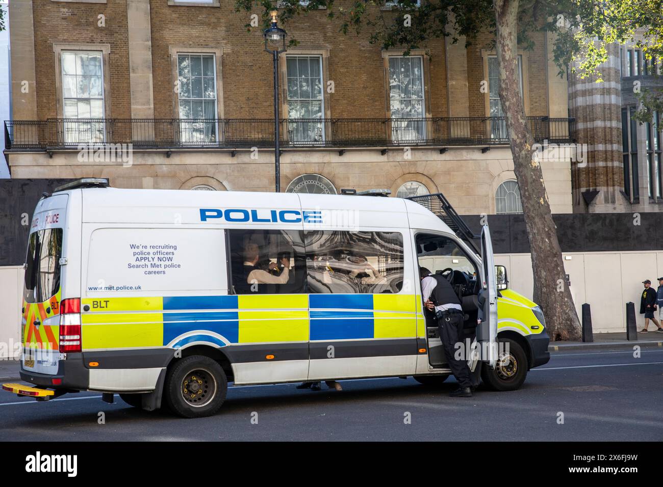 Central London Metropolitan Police van with police officer beside door ...