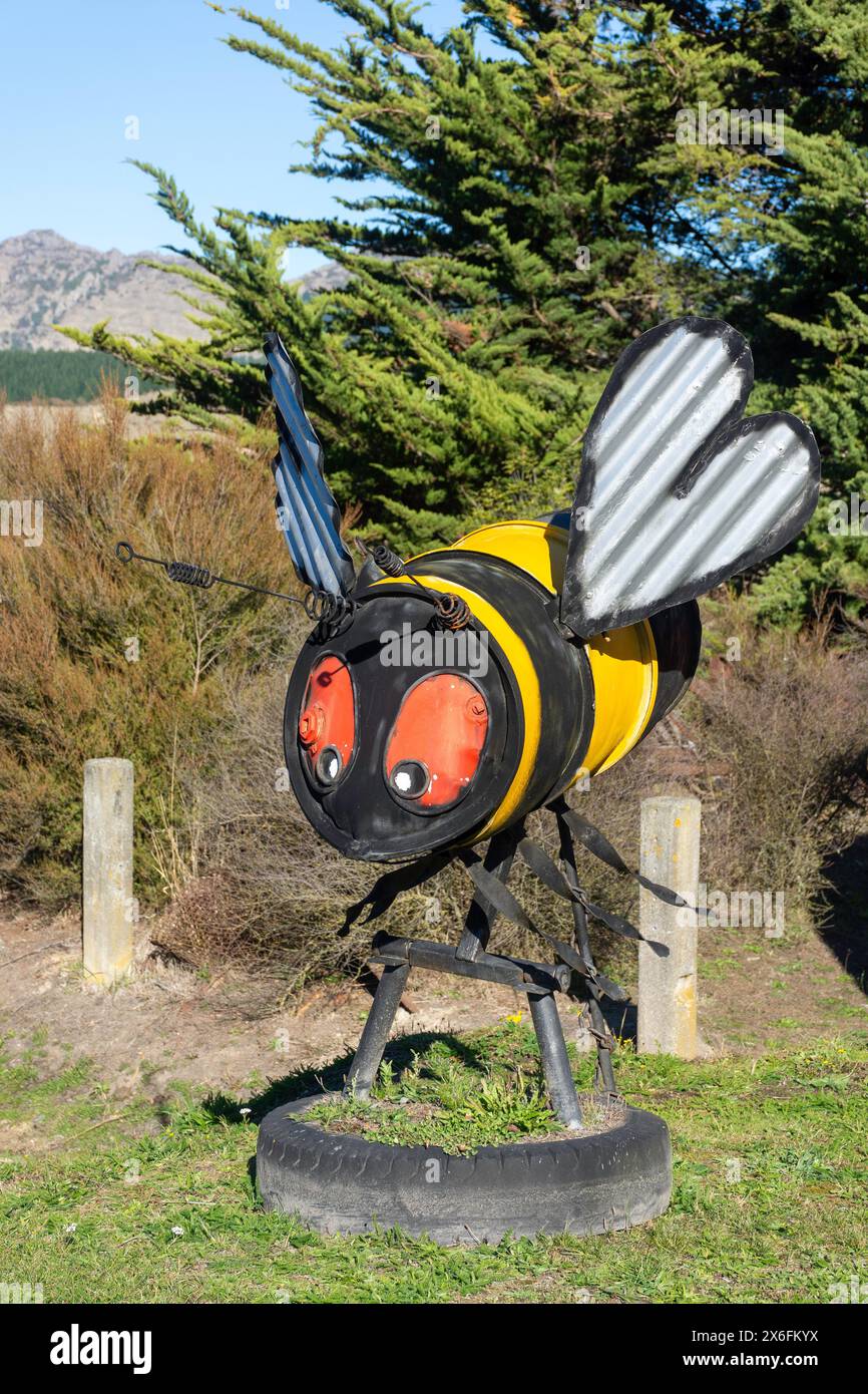 Bee sculpture hi-res stock photography and images - Alamy