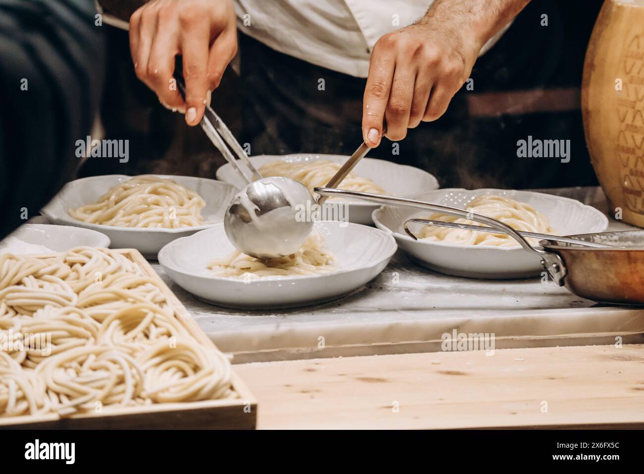 Italian chef preparing spaghetti with sauce Stock Photo - Alamy