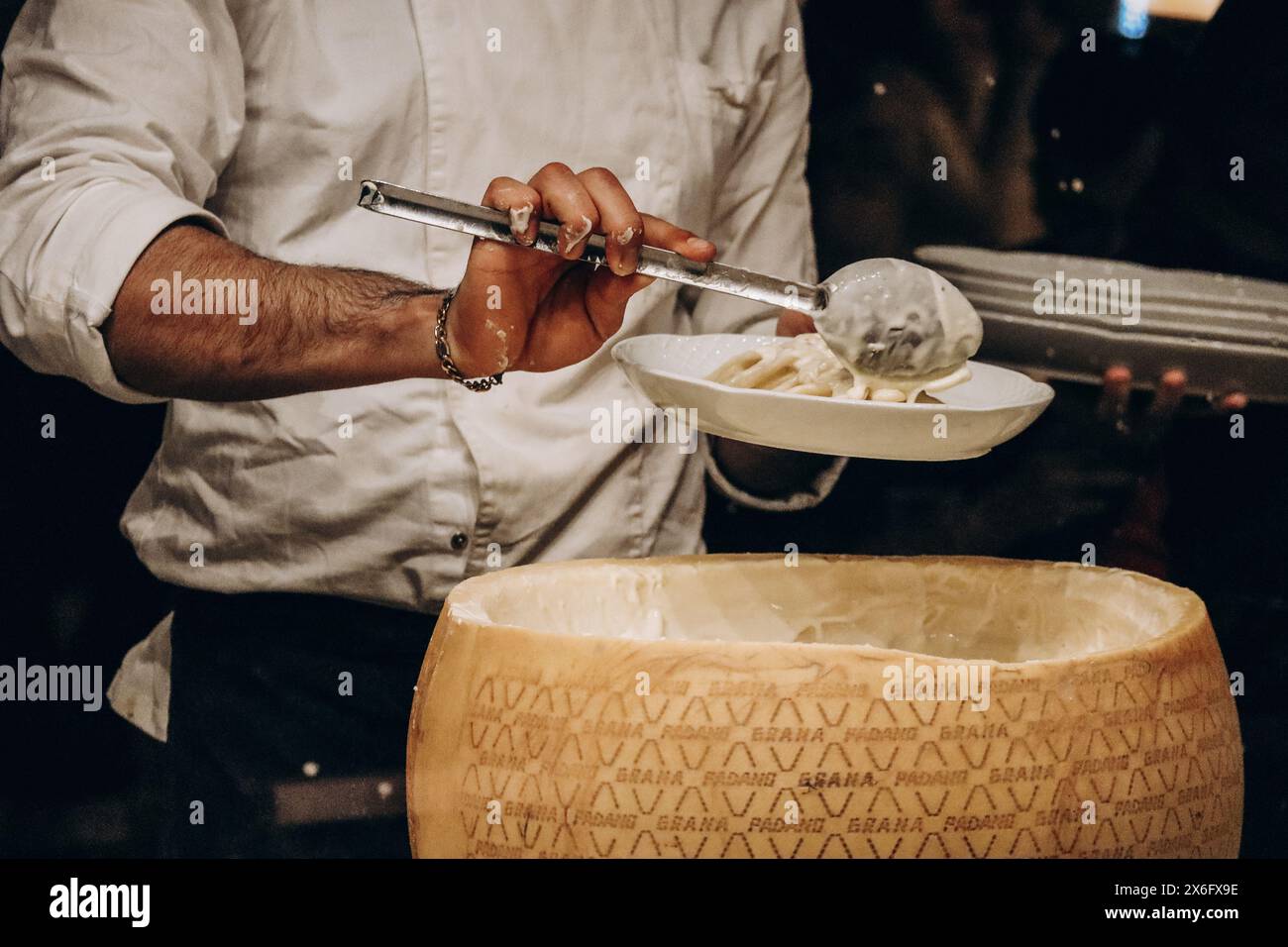 Italian chef preparing spaghetti with sauce Stock Photo - Alamy