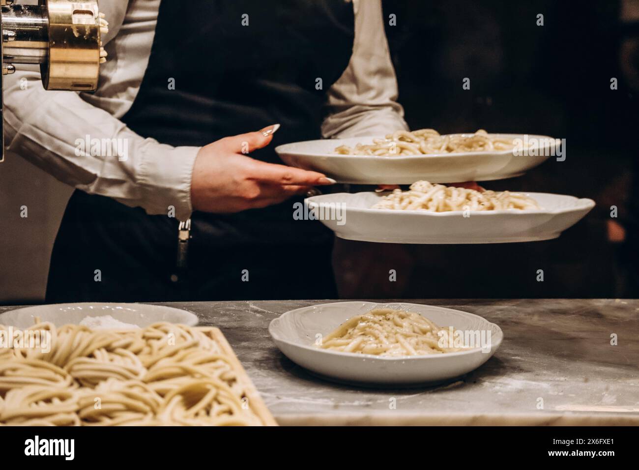Italian chef preparing spaghetti with sauce Stock Photo - Alamy