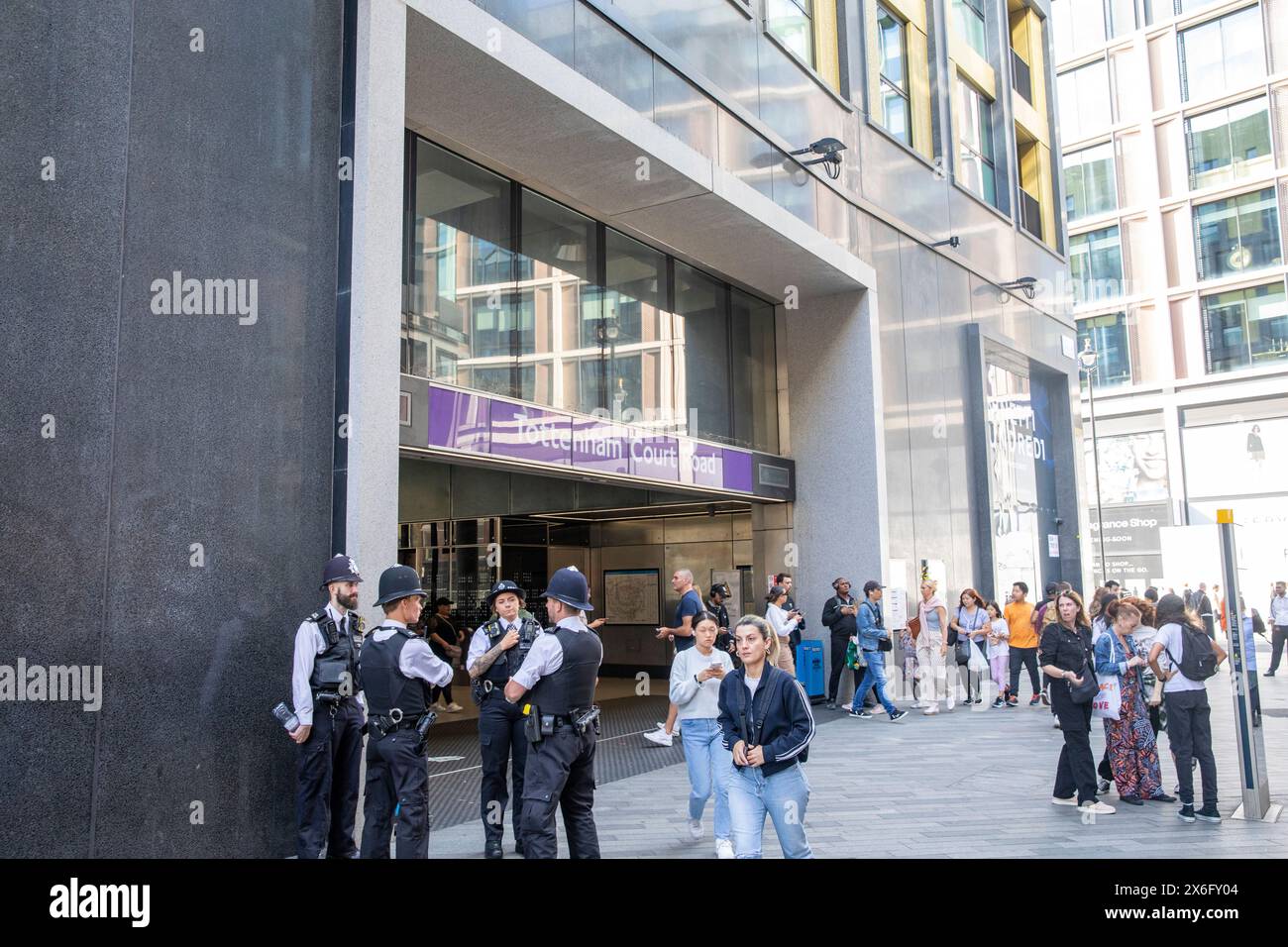 Metropolitan police stood outside Tottenham Court Road underground ...