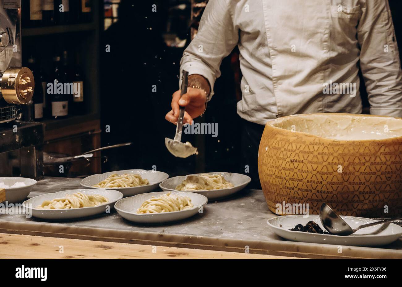 Italian chef preparing spaghetti with sauce Stock Photo - Alamy