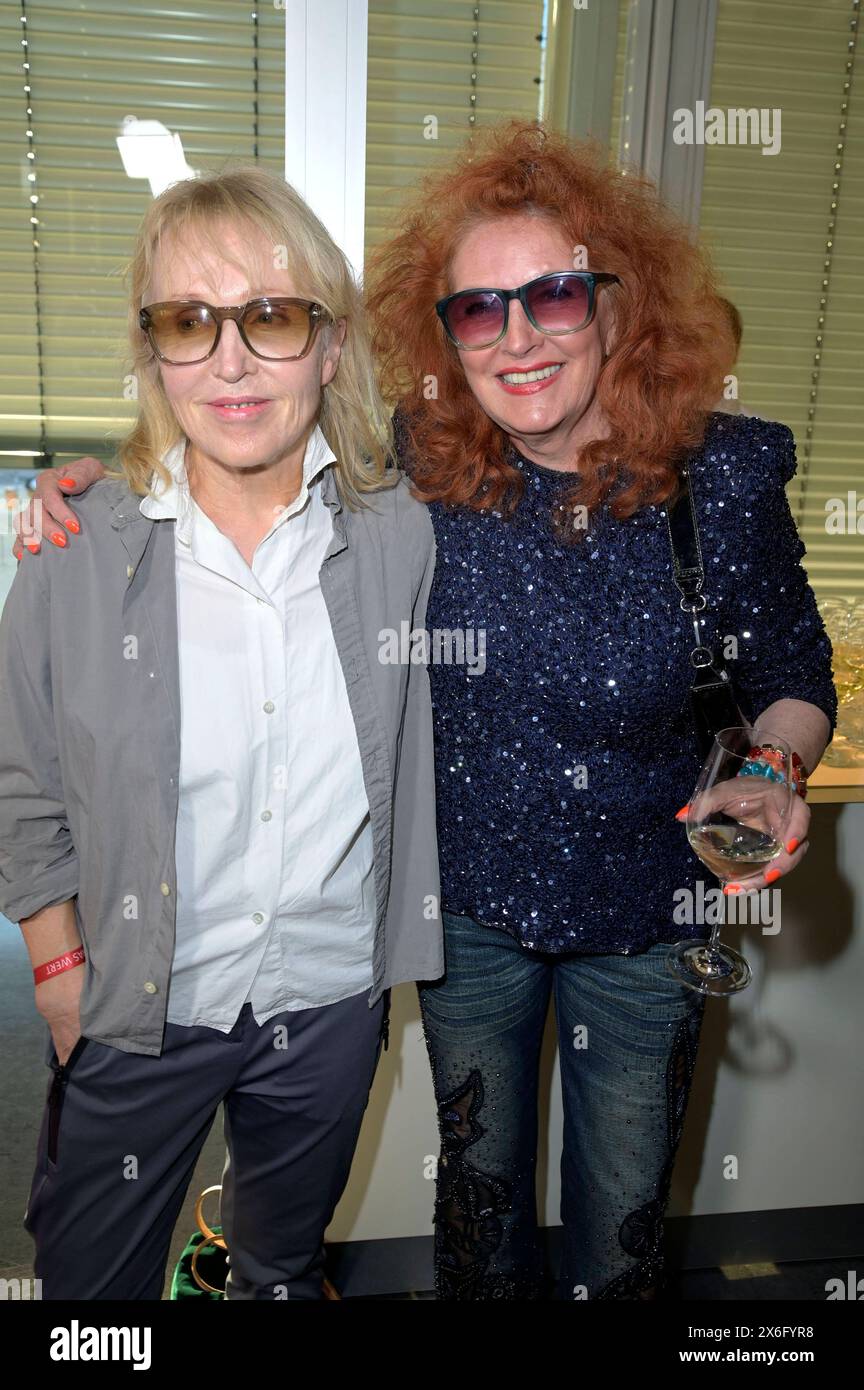 Annette Humpe und Ingrid Milli Segieth bei der Verleihung des Fred Jay ...