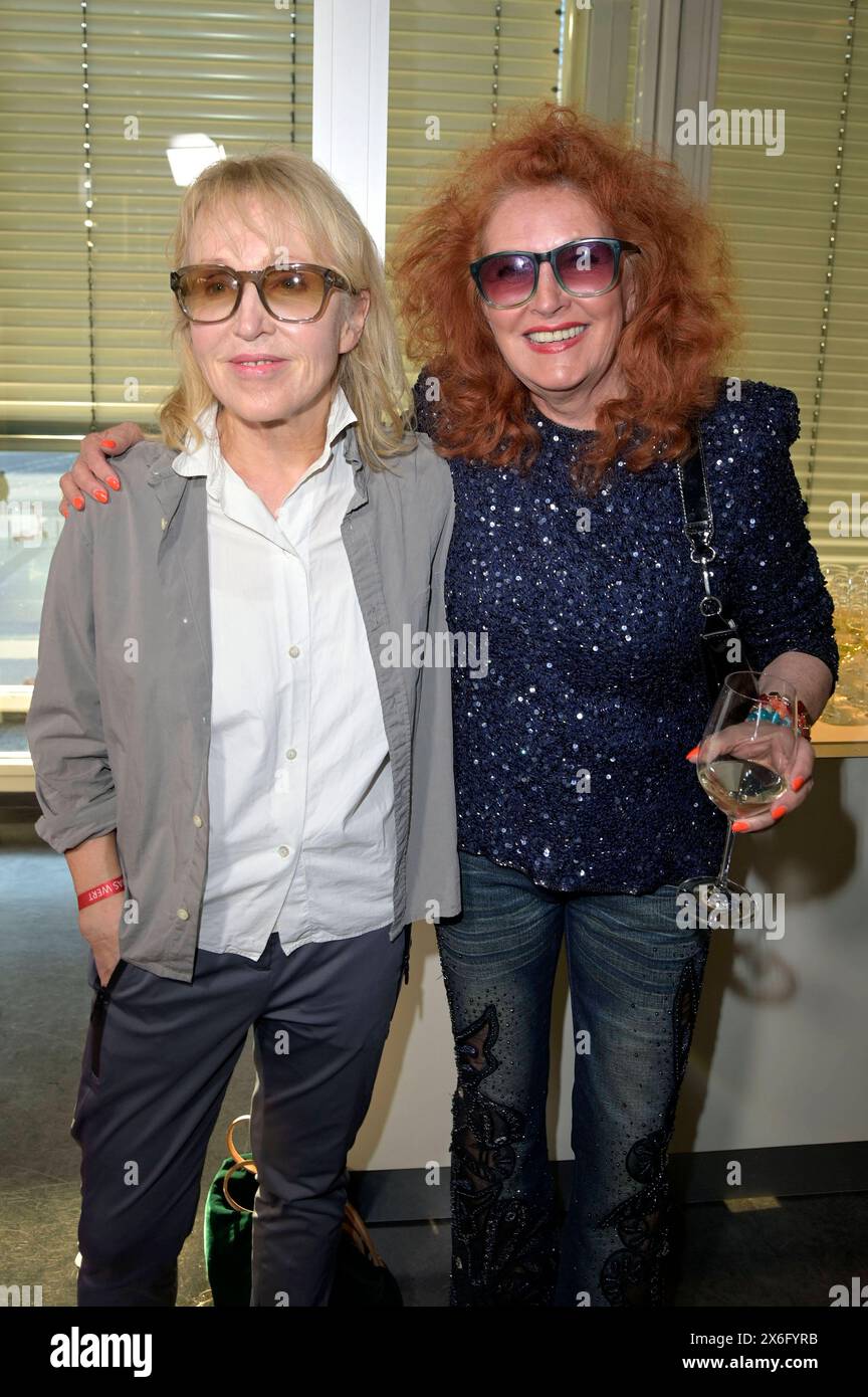 Annette Humpe und Ingrid Milli Segieth bei der Verleihung des Fred Jay ...
