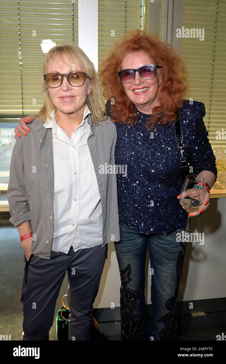Annette Humpe und Ingrid Milli Segieth bei der Verleihung des Fred Jay ...