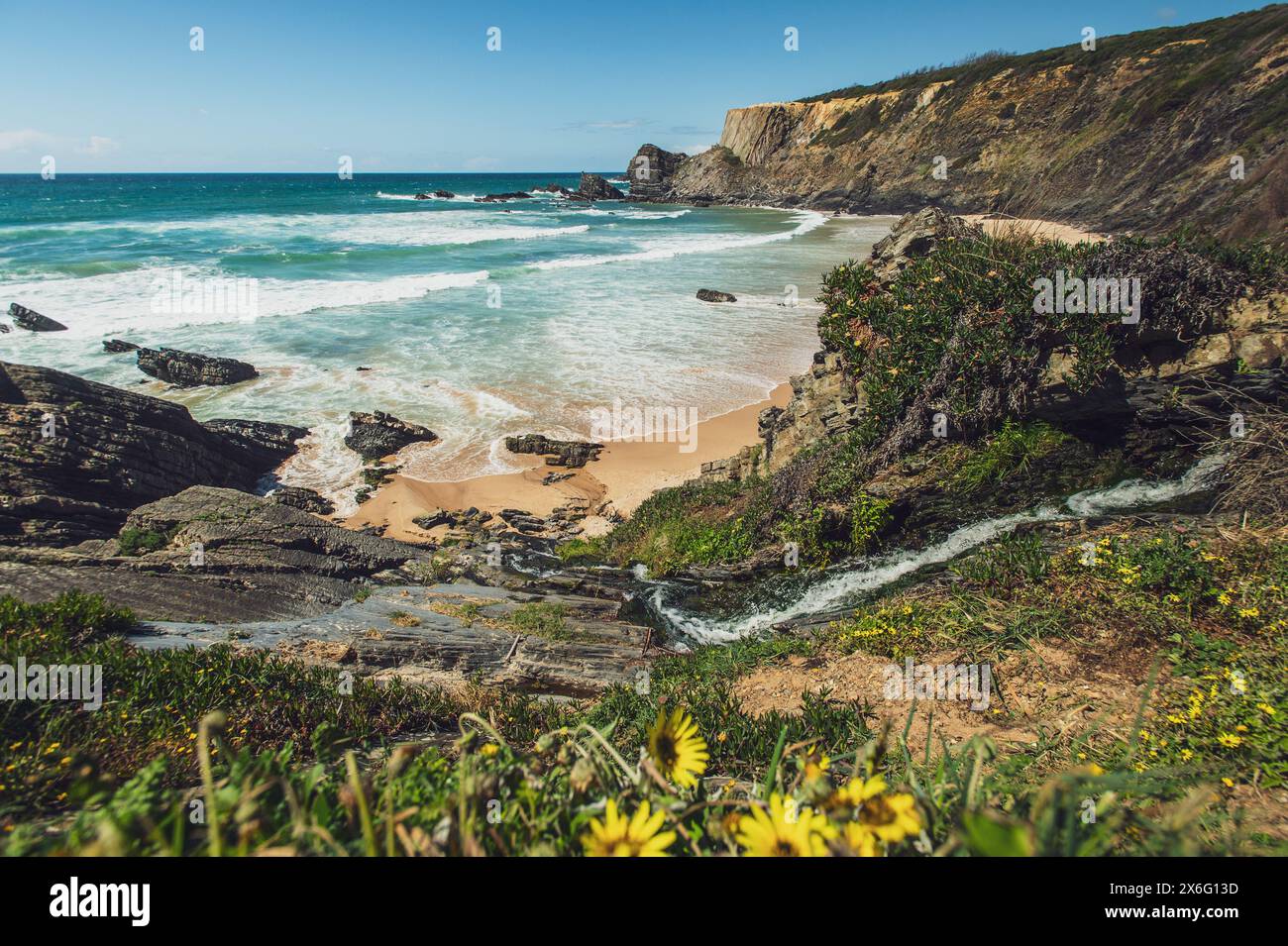 Alentejo, Portugal. 28th Apr, 2024. Der Praia da Amália ist ein feiner ...