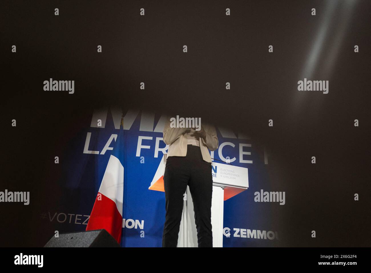 Marion Marechal s legs, on stage. Marion Marechal speaks. Meeting of ...