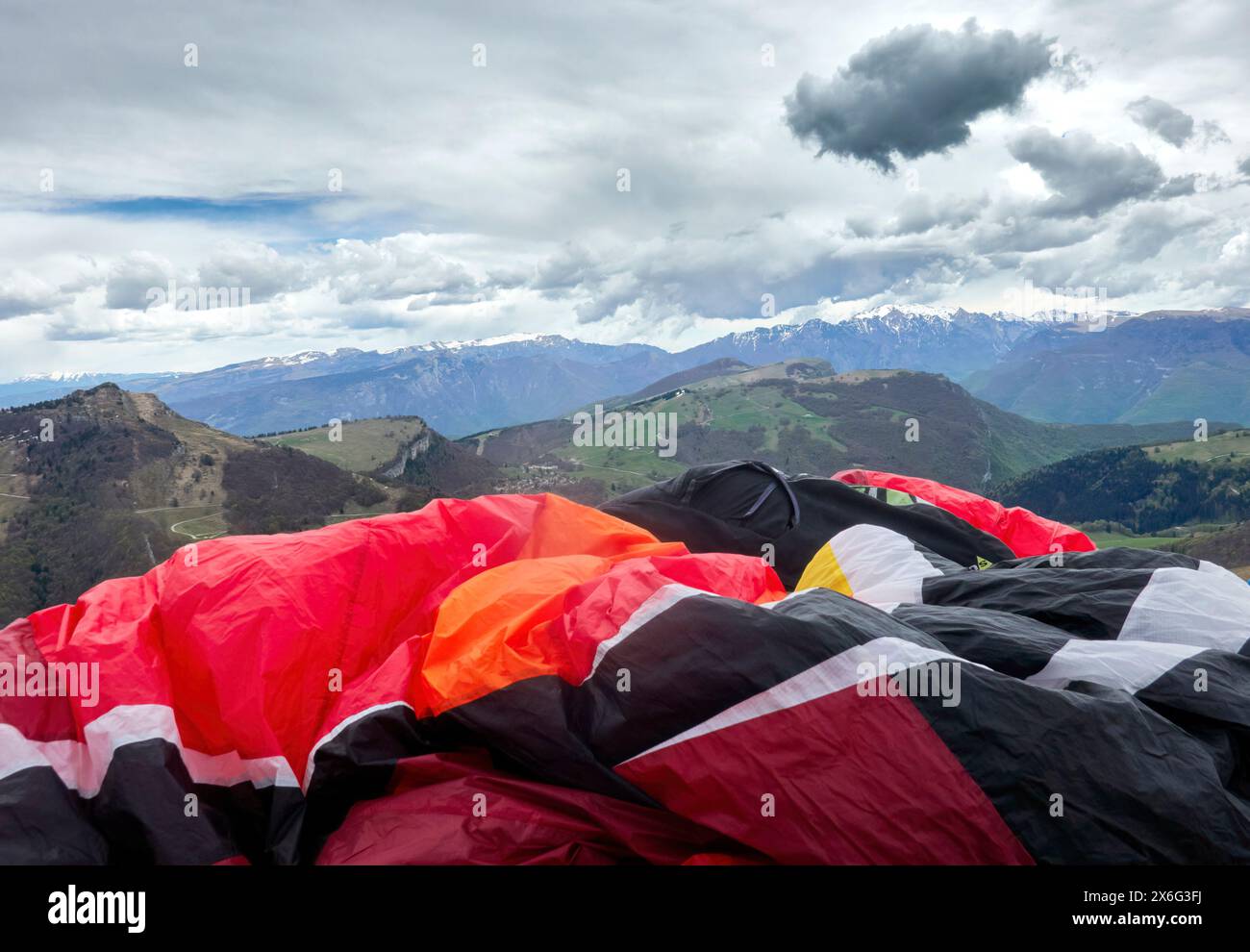 Colorful paragliders hi-res stock photography and images - Alamy