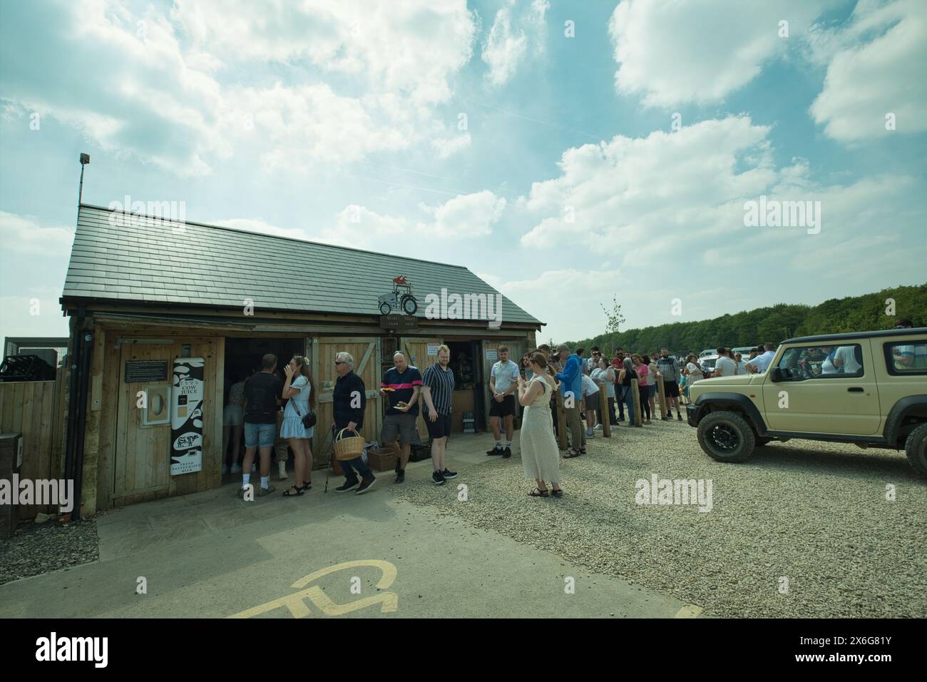 Hundreds of fans of TV presenter Jeremy Clarkson que for up to 45mins ...