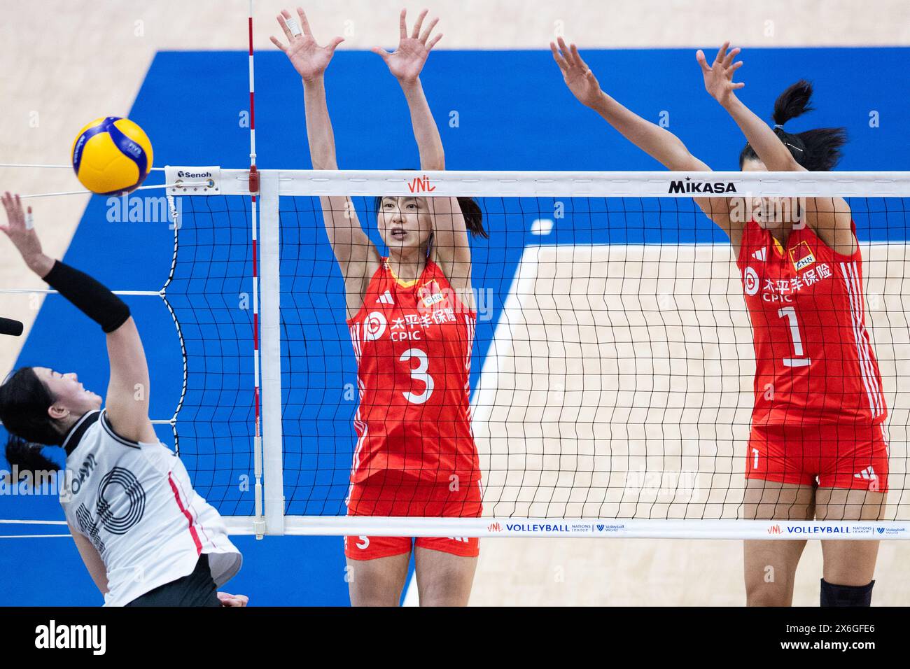 (240515) -- RIO DE JANEIRO, May 15, 2024 (Xinhua) -- Diao Linyu (C) and Yuan Xinyue (R) of China ...