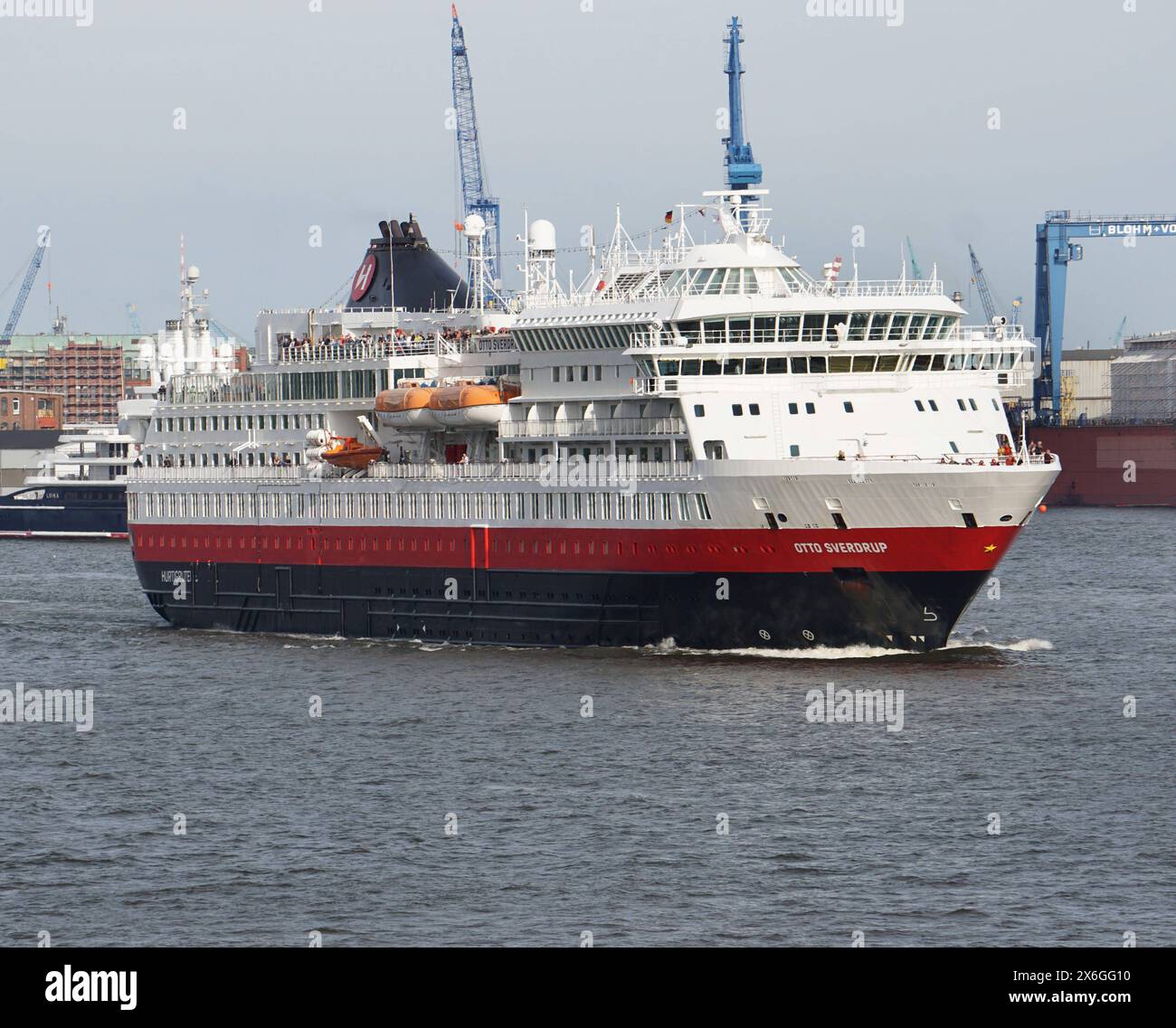 Auslaufen der MS Otto Sverdrup aus Hamburg zu einer Kreuzfahrt Richtung ...