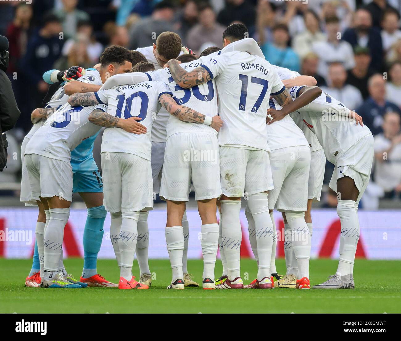 Tottenham hotspur team in a huddle before the game hi-res stock ...