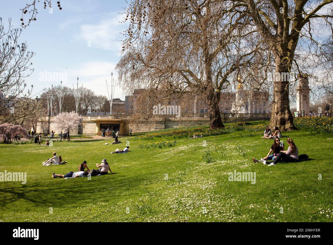 People sit in the park in front of Buckingham Palace and the coffee ...