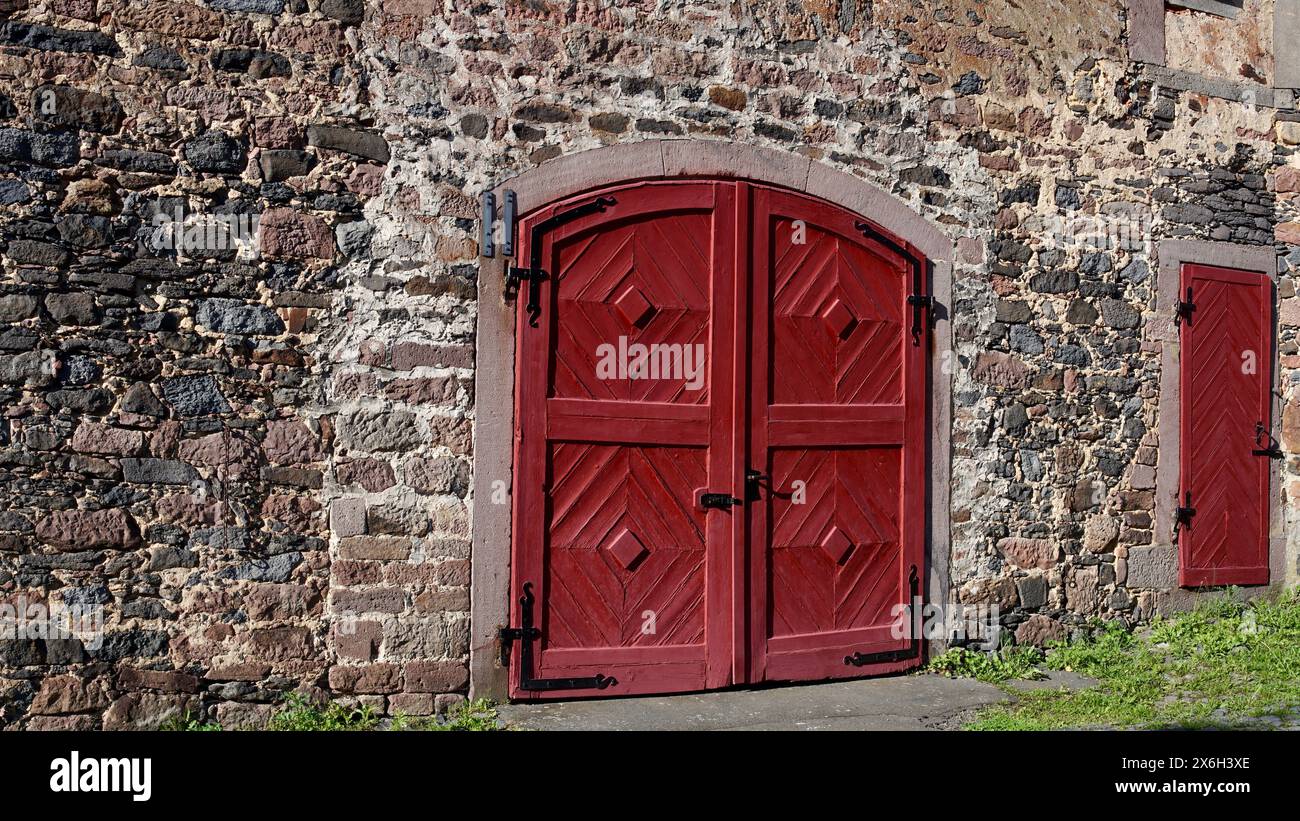 Red brick wall old gate hi-res stock photography and images - Alamy