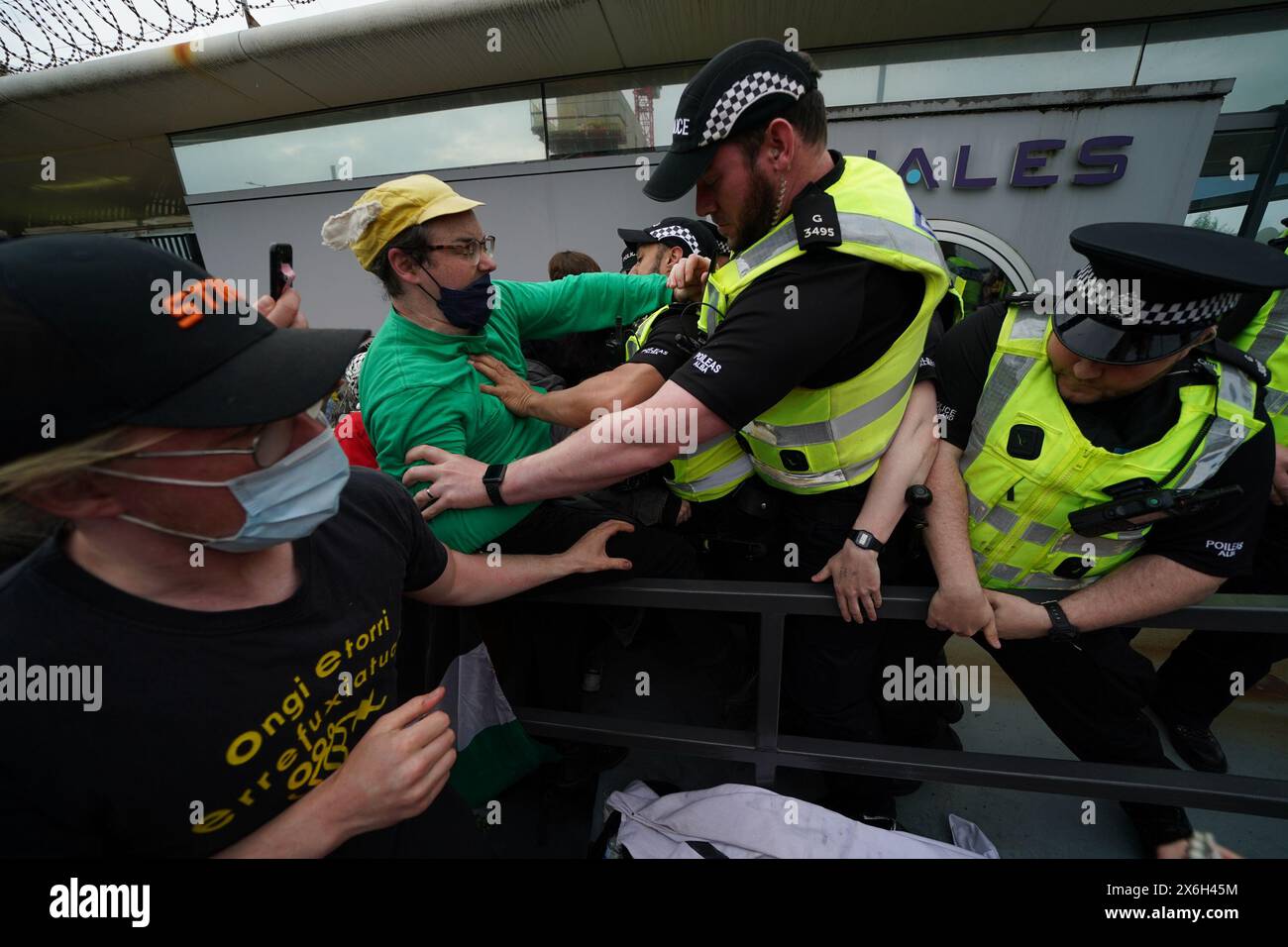 Pro-Palestine campaigners scuffle with police during a protest outside ...