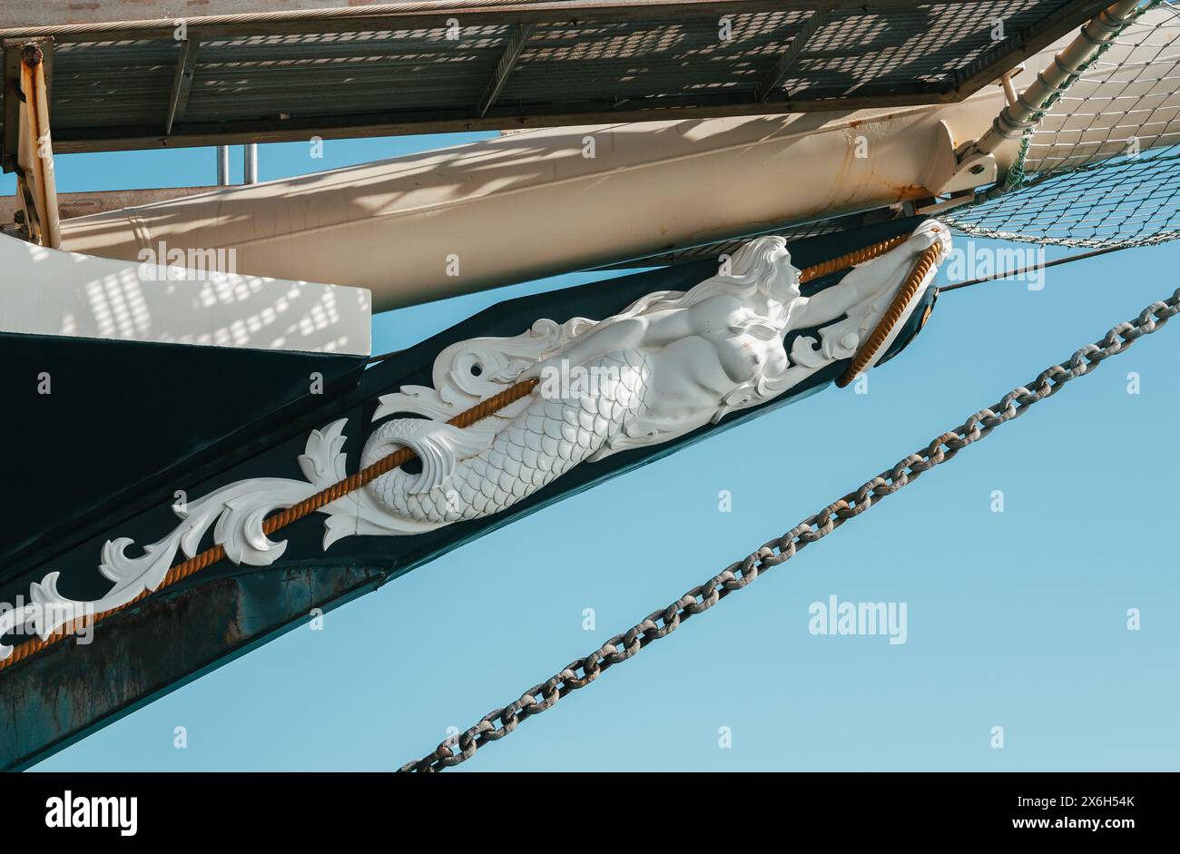 Mermaid on bow of tall ship Stock Photo - Alamy
