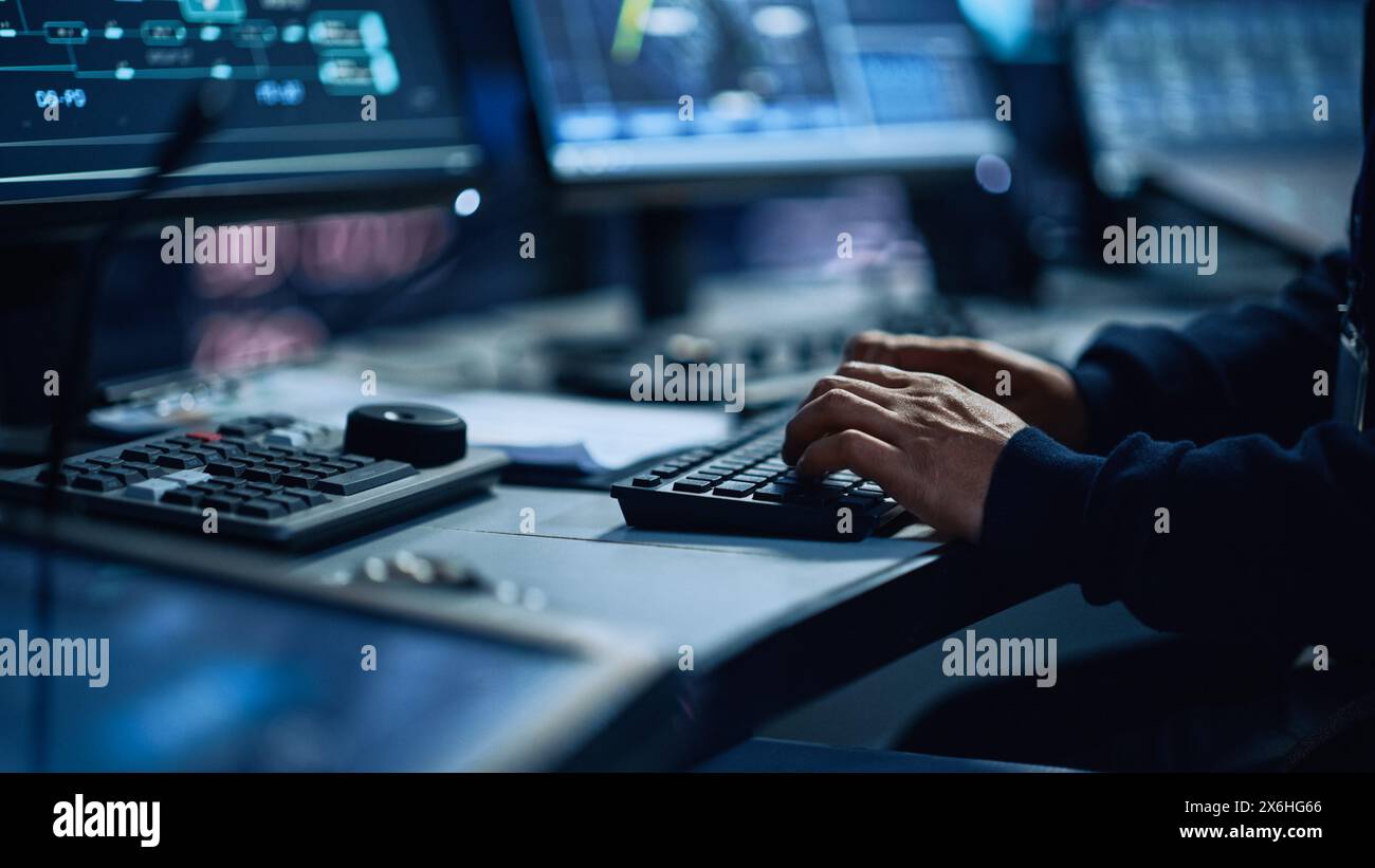 Data center worker typing hi-res stock photography and images - Alamy
