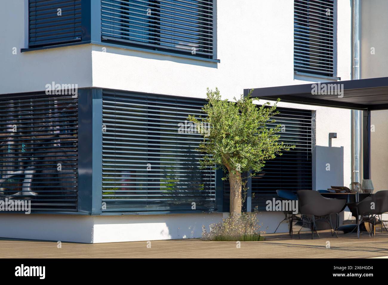 Moderne Jalousie an einem Schiebefenster mit Ausgang zur Gartenterrasse ...
