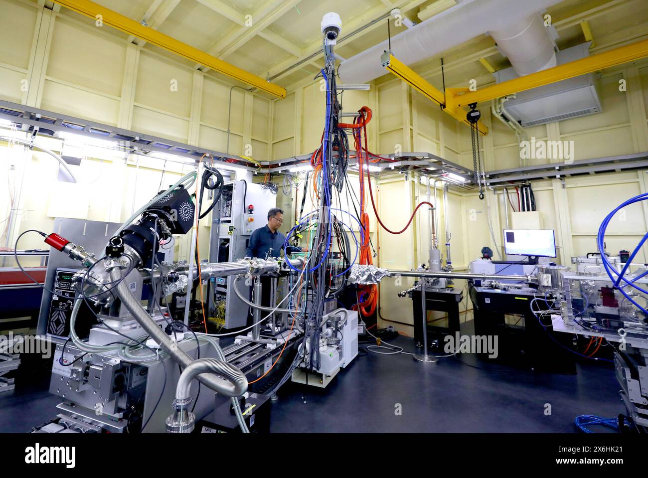 (240515) -- SHANGHAI, May 15, 2024 (Xinhua) -- A researcher works at ...