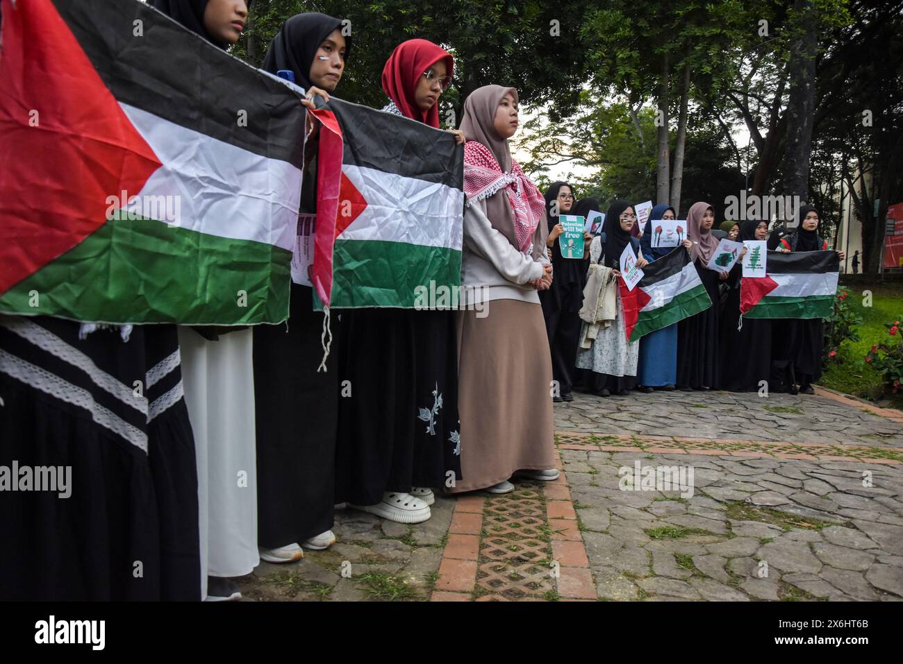 Bandung, West Java, Indonesia. 15th May, 2024. Pro-Palestinian students ...
