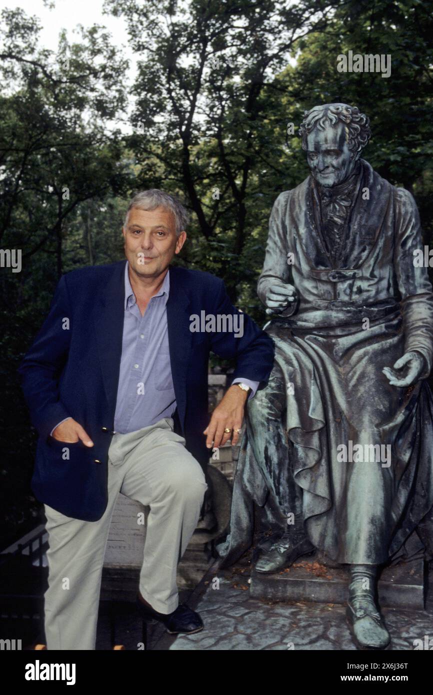SOLLERS Philippe sur la tombe de DENON Vivant (on the grave of Vivant ...