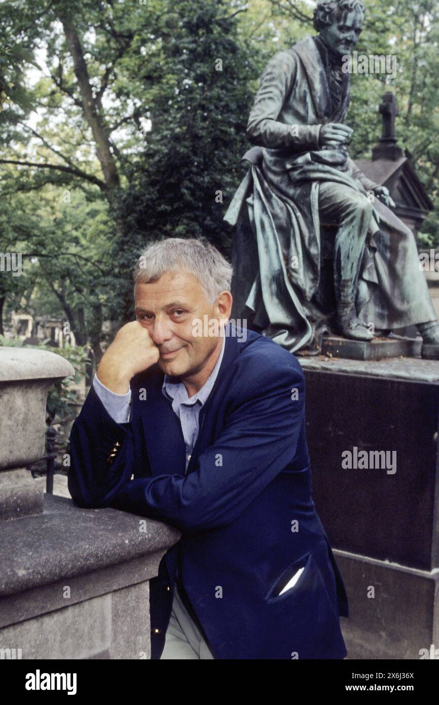 SOLLERS Philippe sur la tombe de DENON Vivant (on the grave of Vivant ...