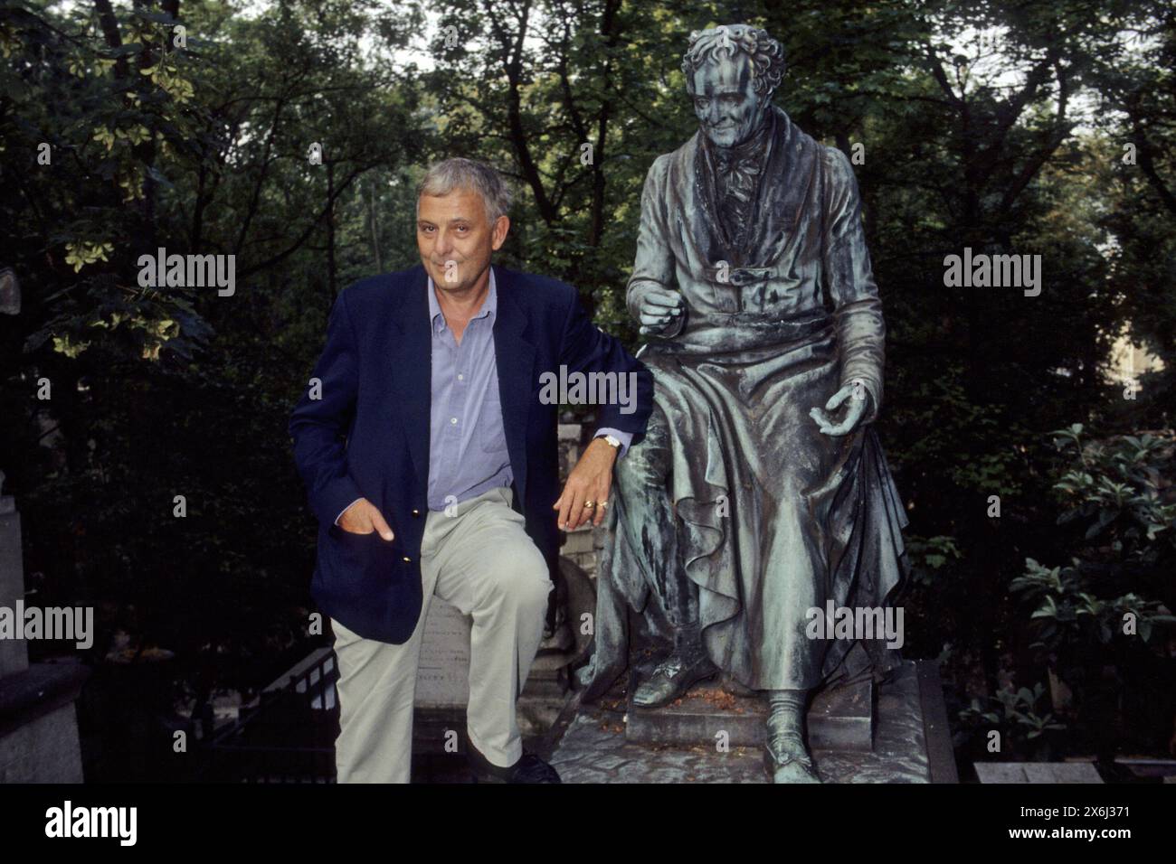 SOLLERS Philippe sur la tombe de DENON Vivant (on the grave of Vivant ...