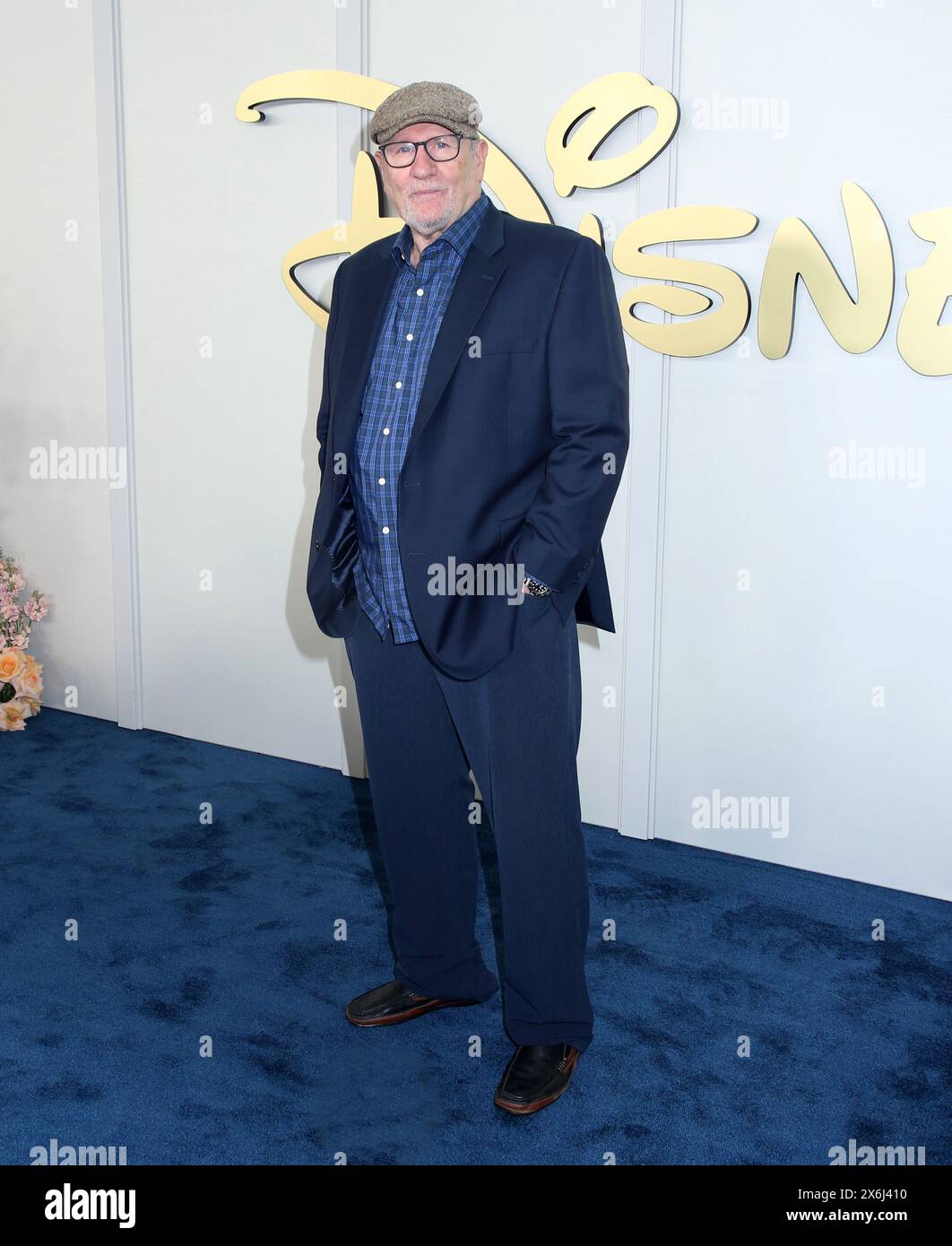 Ed oneill 2024 upfront hi-res stock photography and images - Alamy