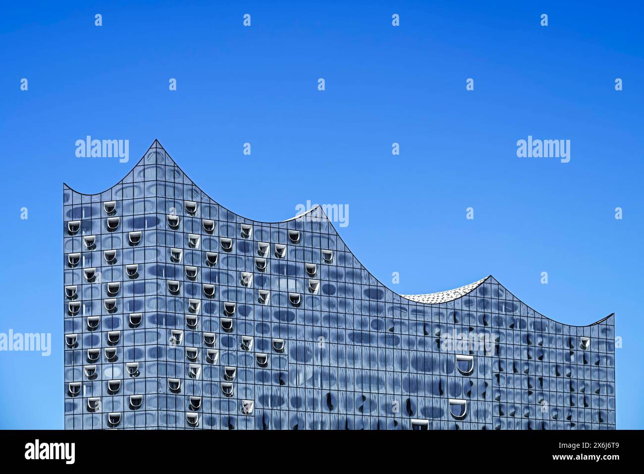 Glasfassade der Elbphilharmonie in der Hafencity von Hamburg ...