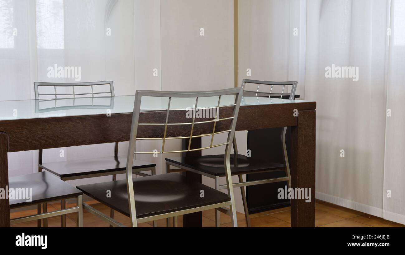 Indoor office setting hi-res stock photography and images - Alamy