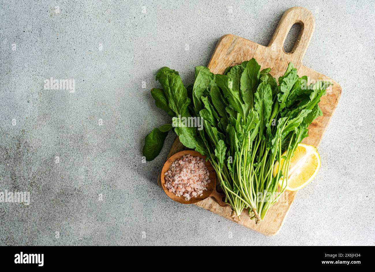 Rocket leaves on a chopping board Stock Photo - Alamy