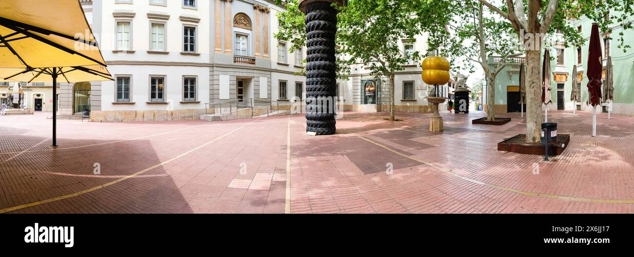 Skulpturen am Placa Gala i Salvador Dali vor dem Teatre-Museu Dali in ...