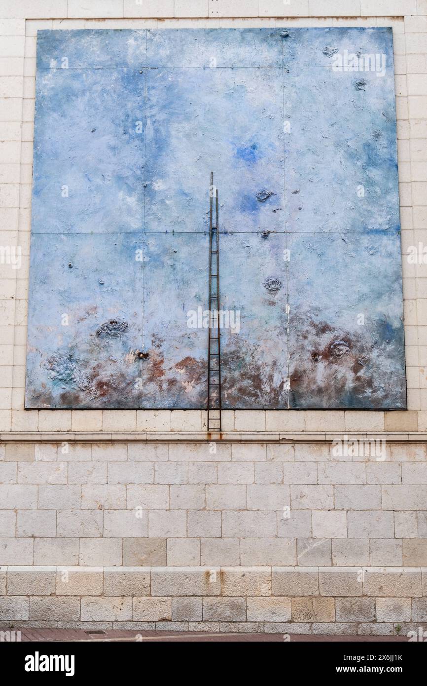 Skulpturen am Placa Gala i Salvador Dali vor dem Teatre-Museu Dali in ...