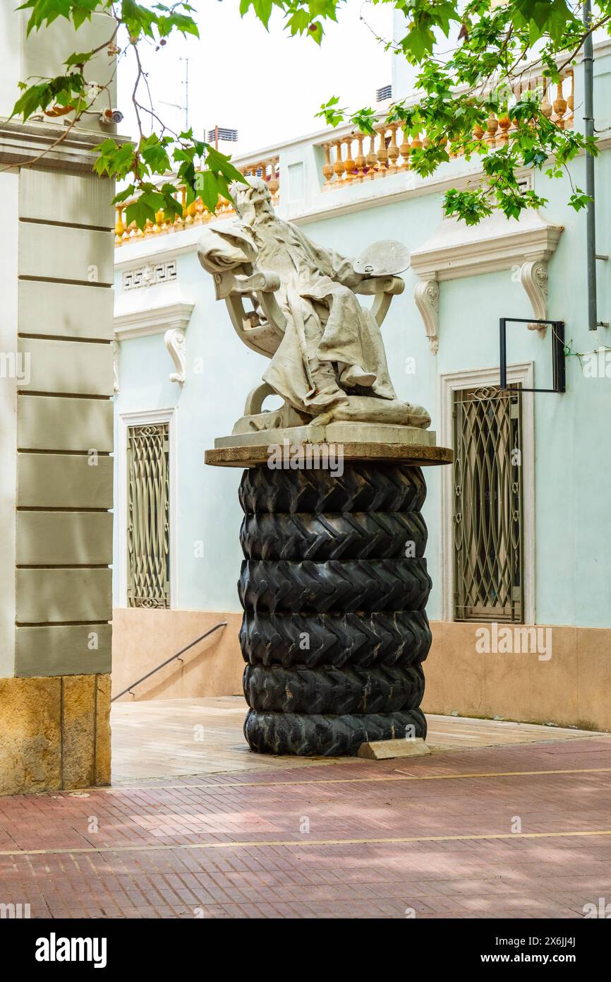 Skulpturen am Placa Gala i Salvador Dali vor dem Teatre-Museu Dali in ...