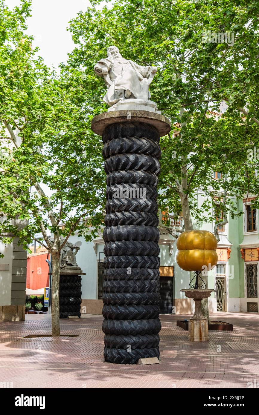 Skulpturen am Placa Gala i Salvador Dali vor dem Teatre-Museu Dali in ...