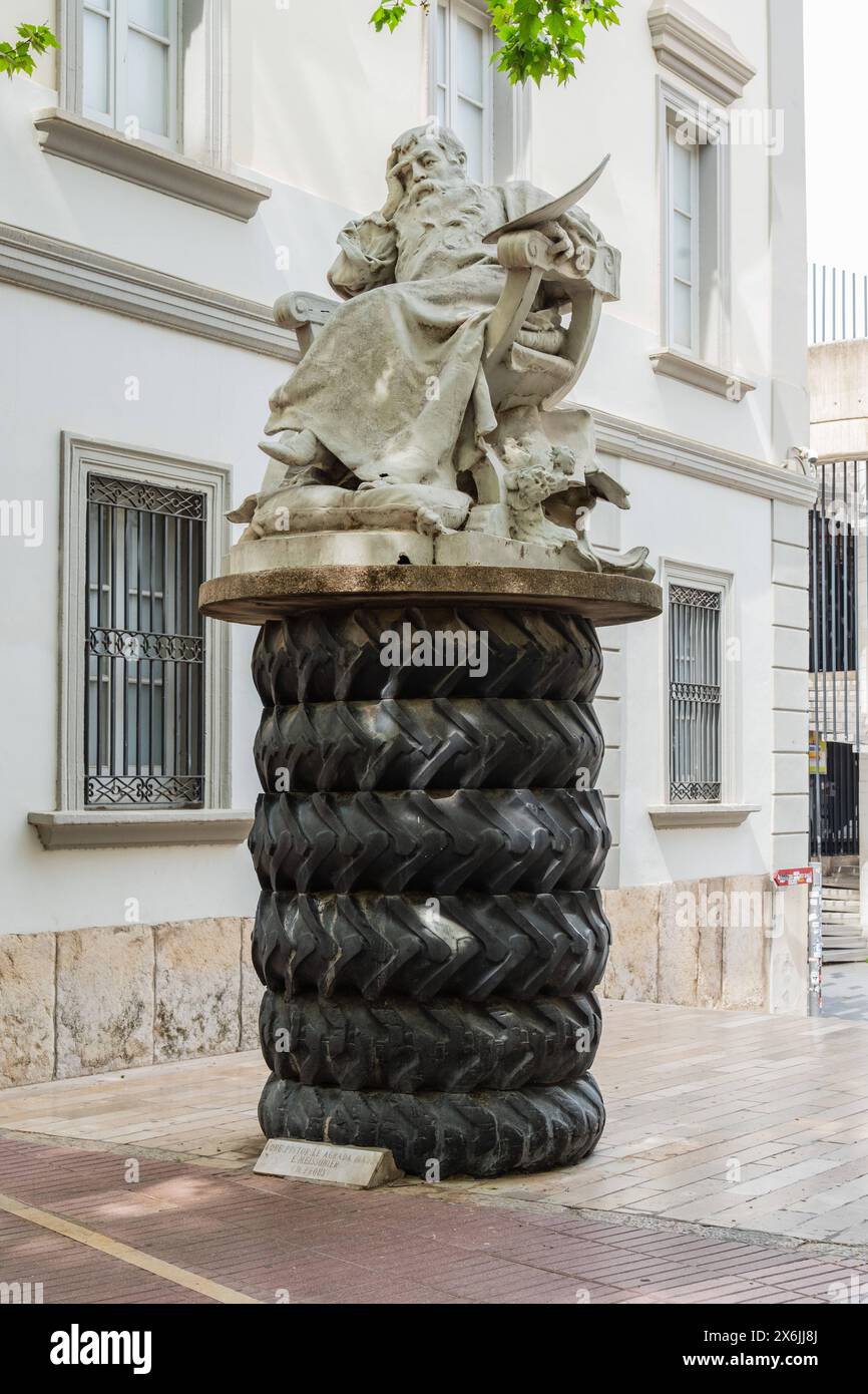 Skulpturen am Placa Gala i Salvador Dali vor dem Teatre-Museu Dali in ...