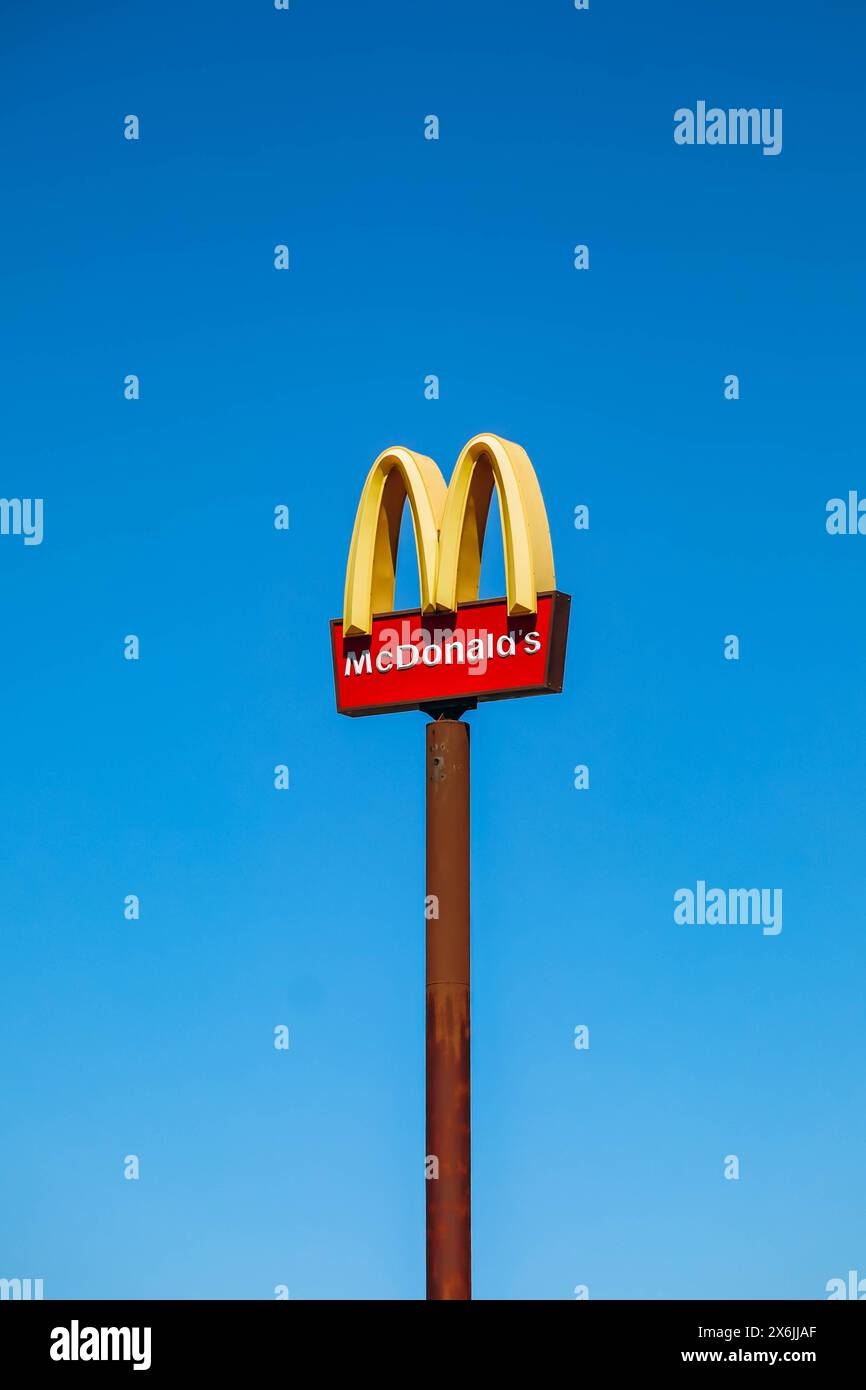 Mcdonalds sign board hi-res stock photography and images - Alamy