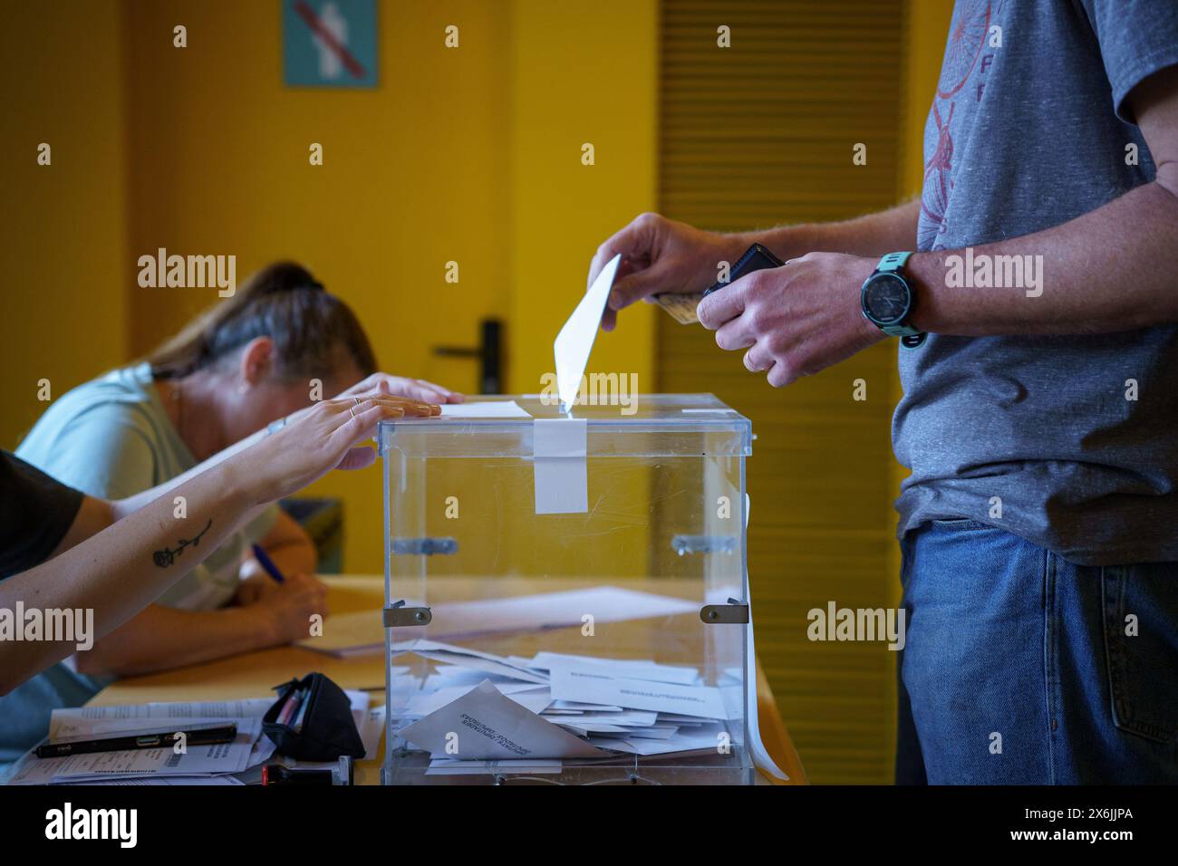 Voting hands ballot box hi-res stock photography and images - Alamy