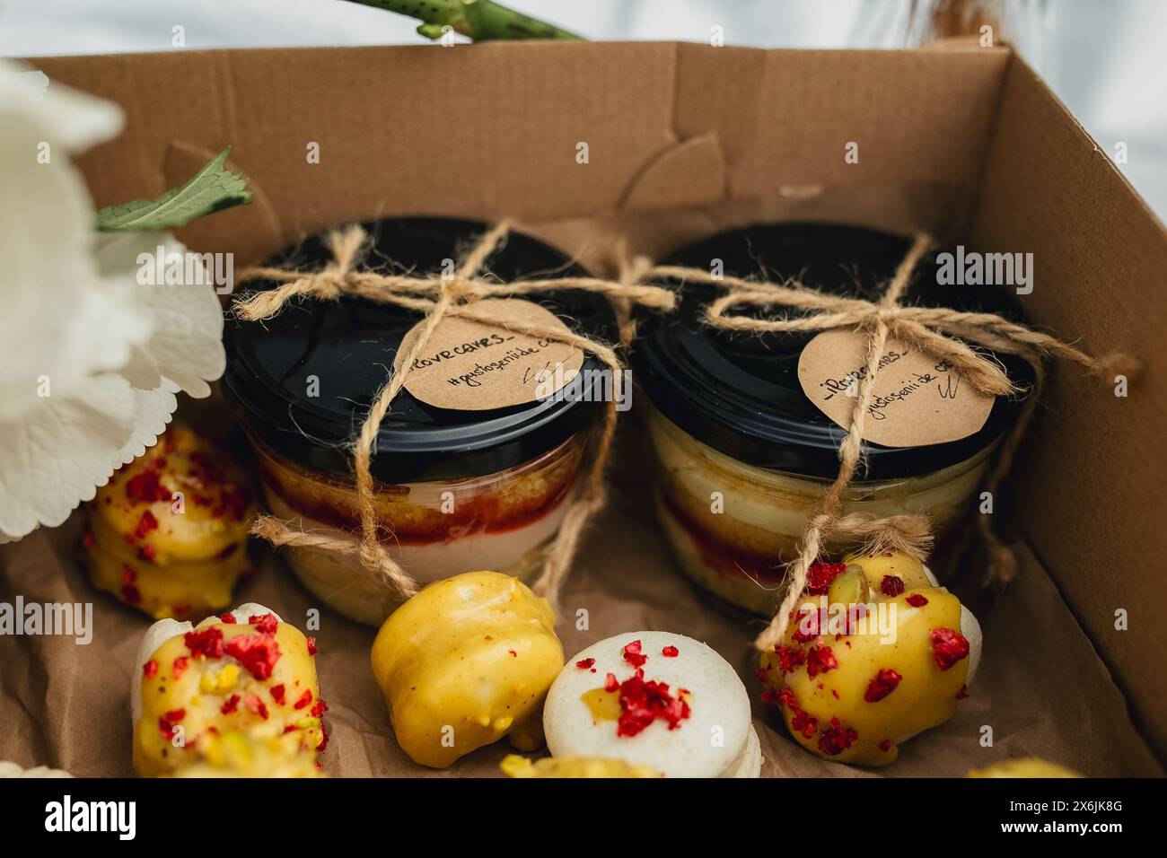 Desserts display flowers hi-res stock photography and images - Alamy
