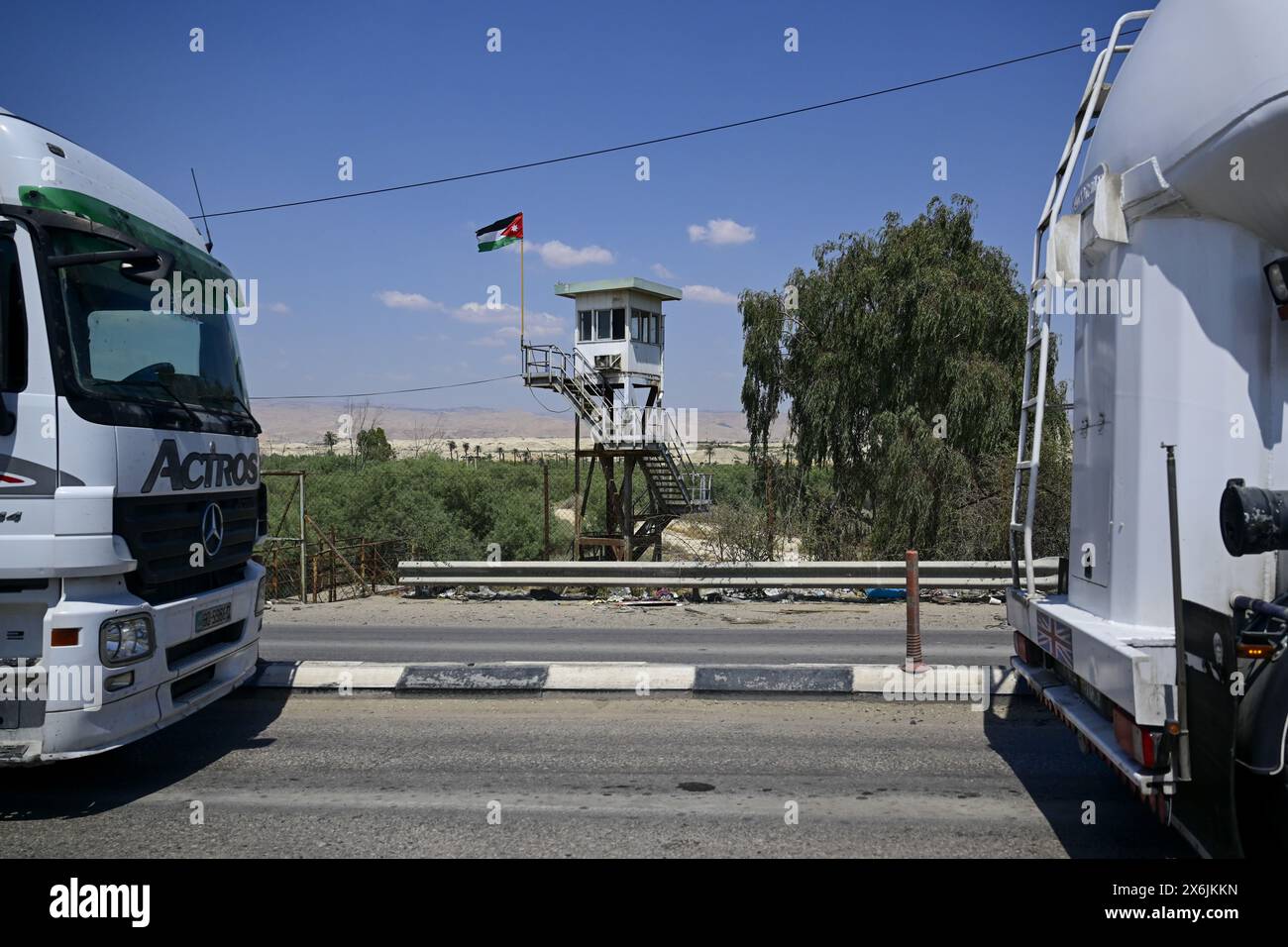 Amman, Jordan. 15th May, 2024. Trucks waiting at the Allenby bridge ...
