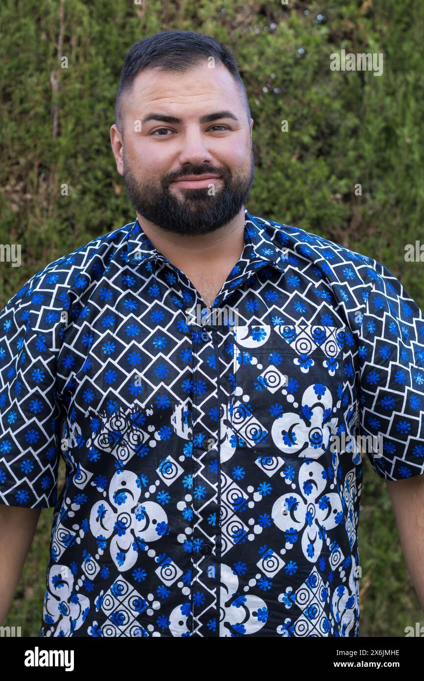 Man in patterned shirt hi-res stock photography and images - Alamy