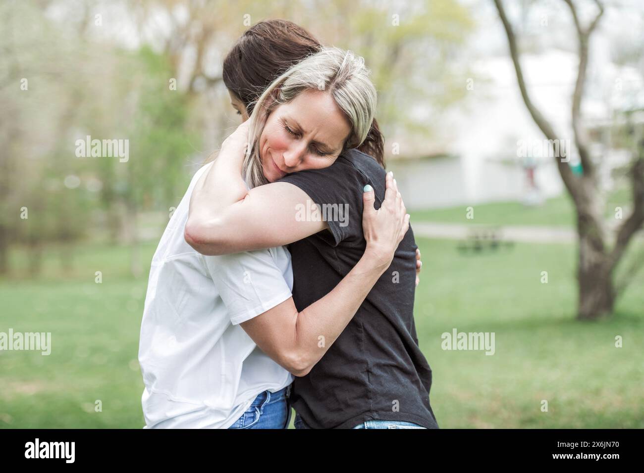 Sad couple hug park hi-res stock photography and images - Alamy