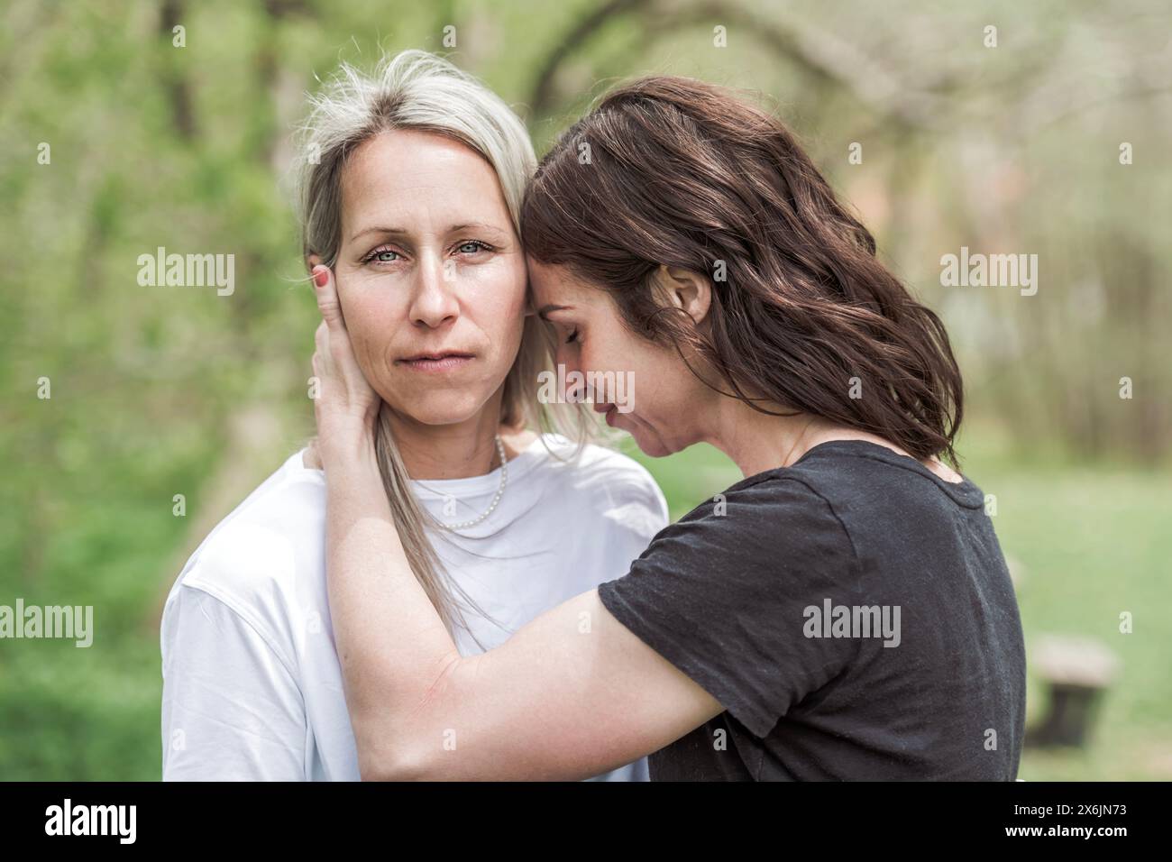 Sad couple hug park hi-res stock photography and images - Alamy