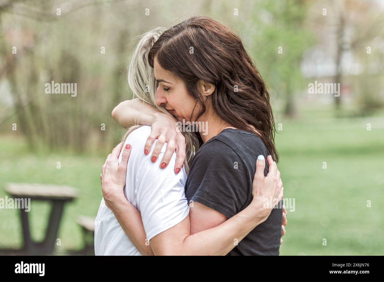 Sad couple hug park hi-res stock photography and images - Alamy