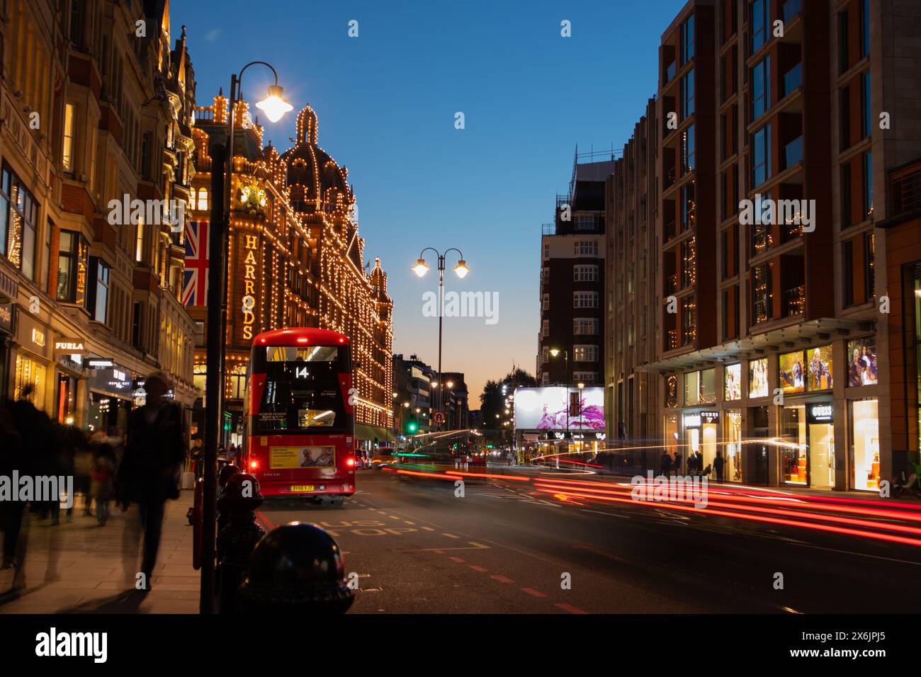 Harrods street hi-res stock photography and images - Alamy