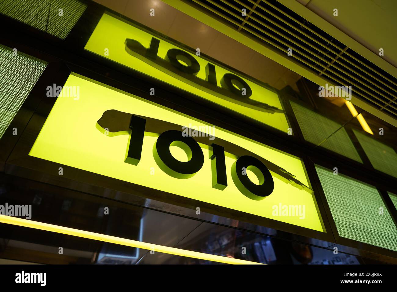 Hong kong shopping mall service hi-res stock photography and images - Alamy