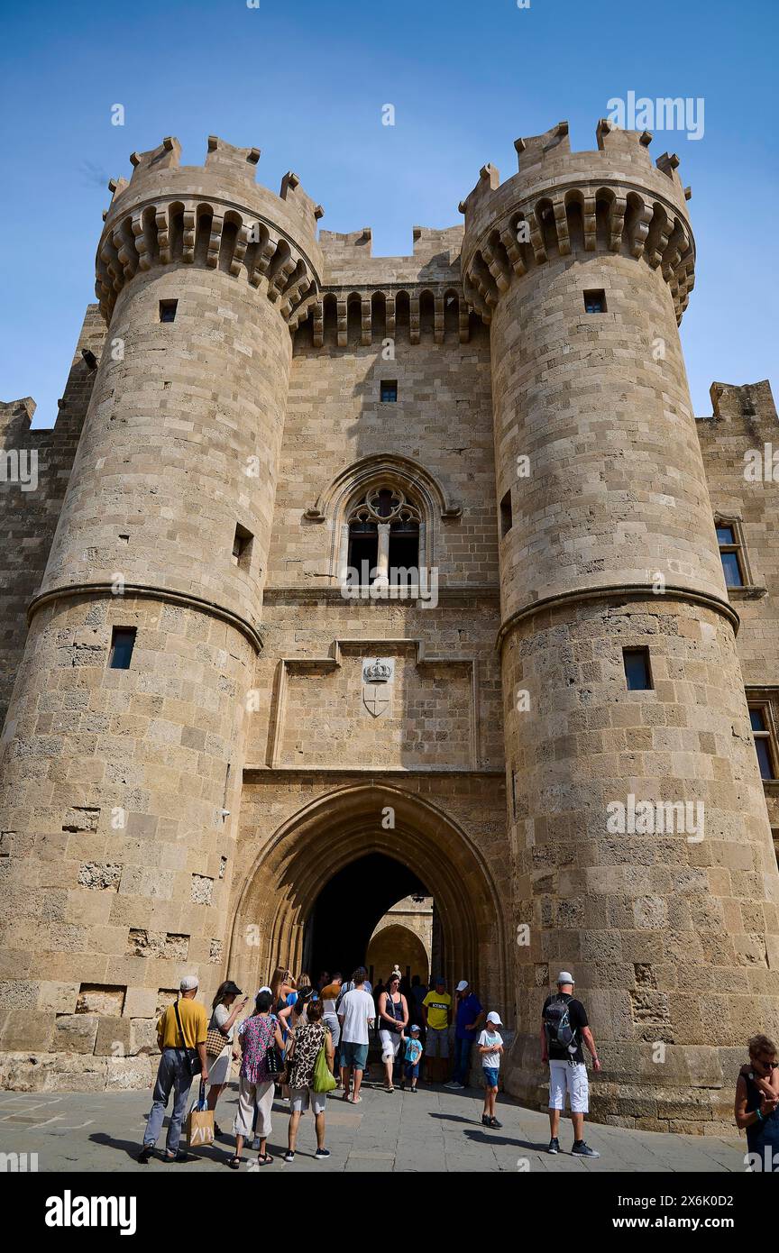 Super wide angle shot, portrait format, tourists enter through a large ...