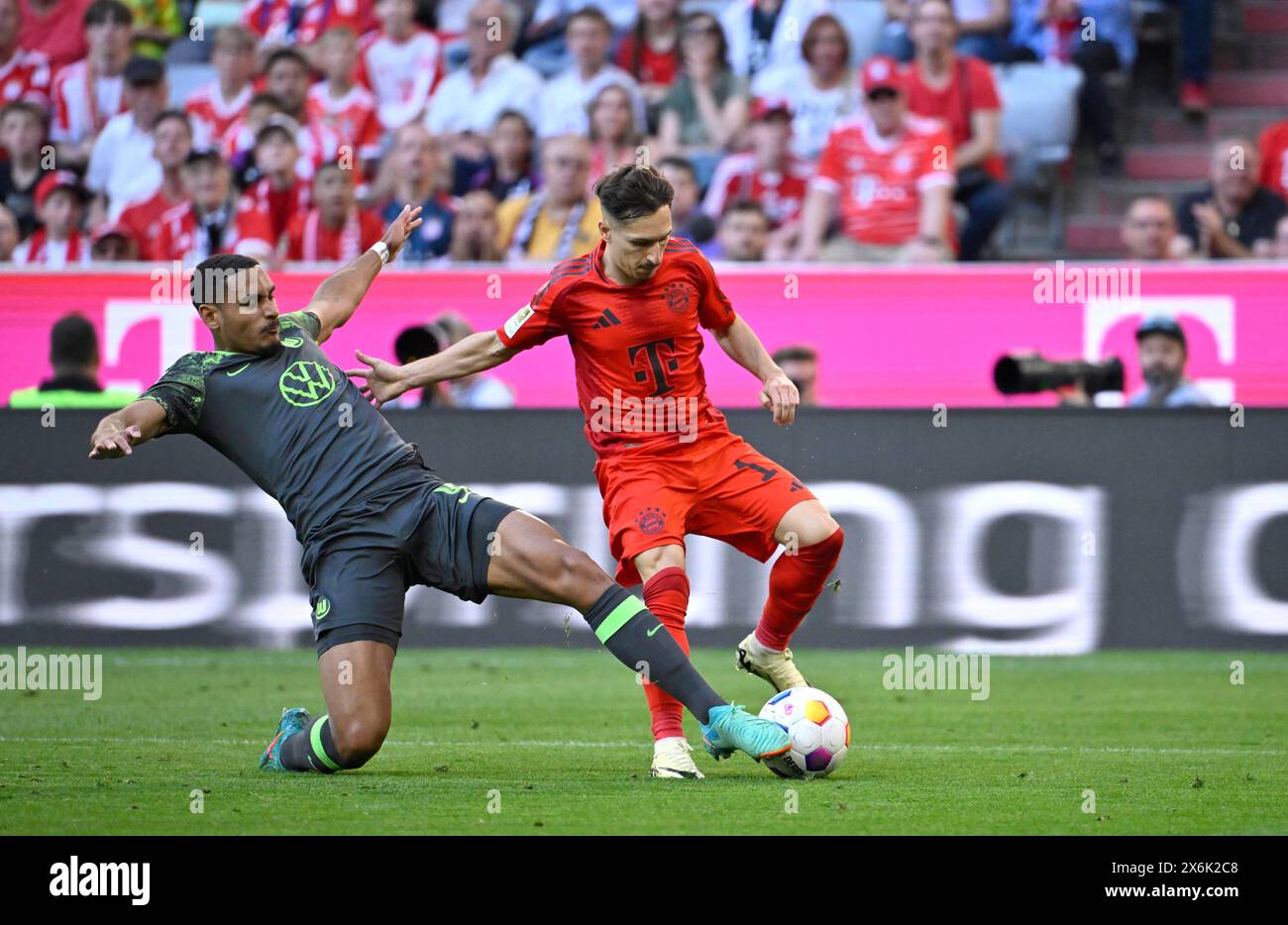 Tackle, action Bryan Zaragoza FC Bayern Munich FCB (17) against Maxence ...