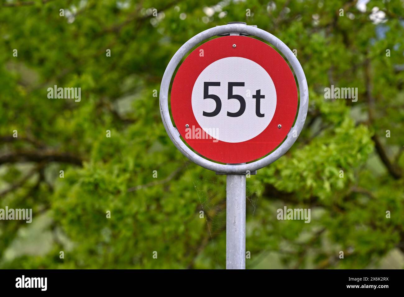 Road sign 55 tonnes Stock Photo - Alamy